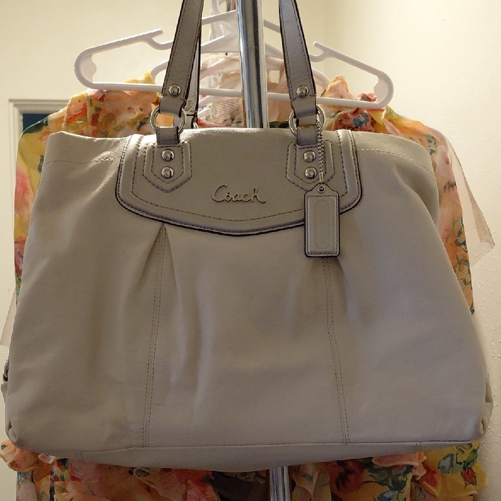 Coach Cream Tote With Structured Design And Silver Ha… - Gem